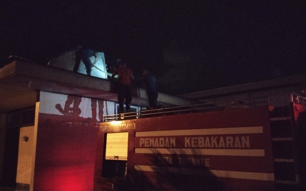 Diduga Korsleting Listrik, Satu Unit Bangunan Milik Bulog Ternate ... Diduga Korsleting Listrik, Satu Unit Bangunan Milik Bulog Ternate ...